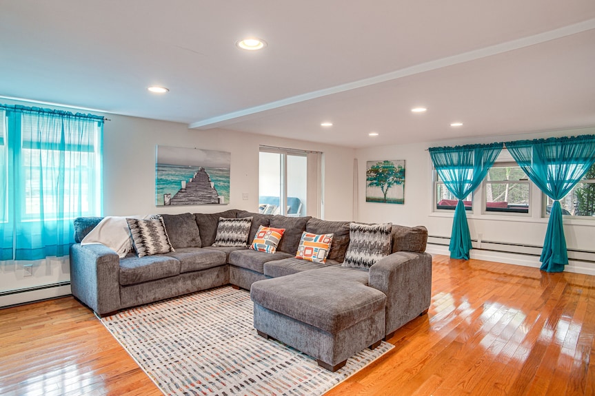 2 Mi To Beach: Falmouth Group Getaway W/ Game Room - Martha's Vineyard, MA