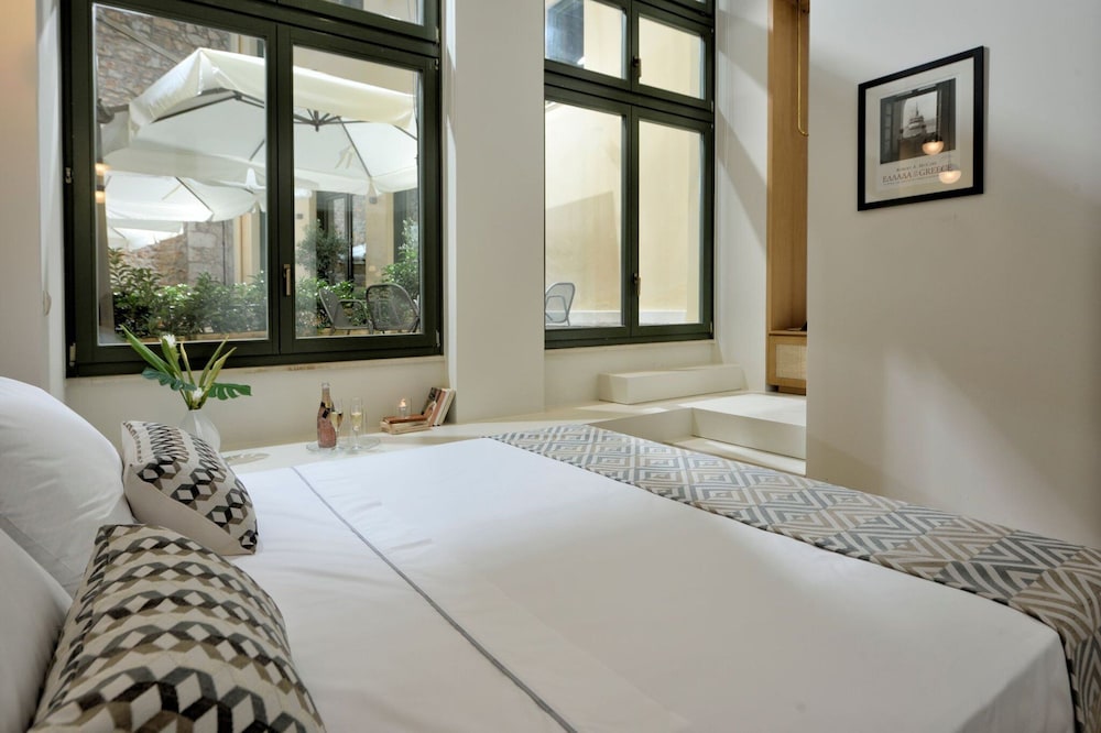 Magnificent Athens Villa | 1 Bedroom | Villa Aizen | Garden View | Ground Floor | Platia Agion Asomaton - Athènes