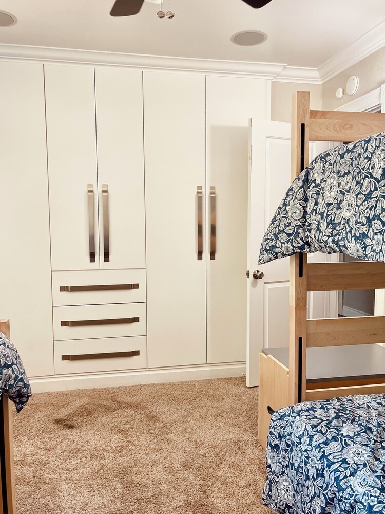 Modern 4 Bedroom Home with Pool - Ideal Retreat for Families. - Newhall ...