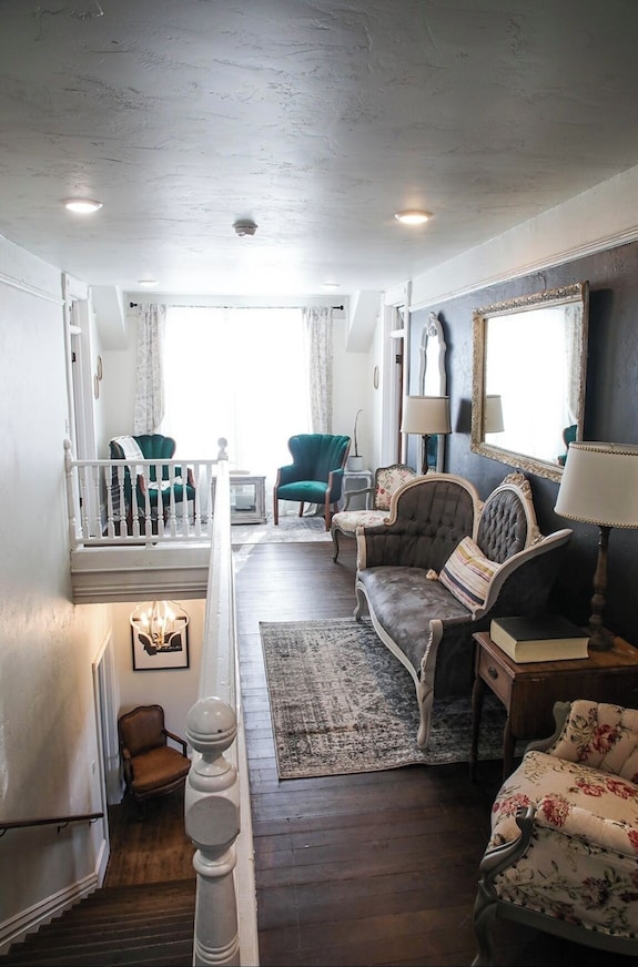 1895 Luxury Farmhouse - Blodgett Canyon View -Sleeps 13 - Hamilton, MT
