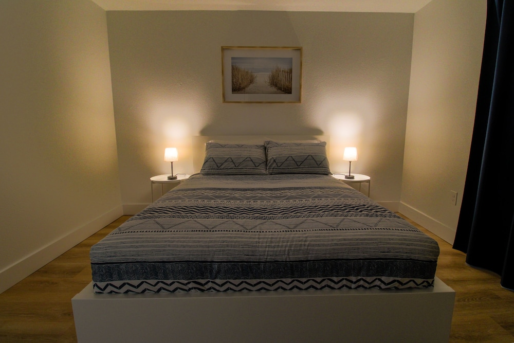 Sarasota modern house, heated saltwater pool, close to beaches and ...