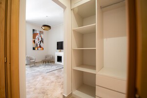 Sala moderna com lareira, televisão e um quadro na parede.