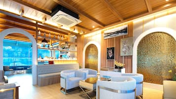 2 bares/lounges