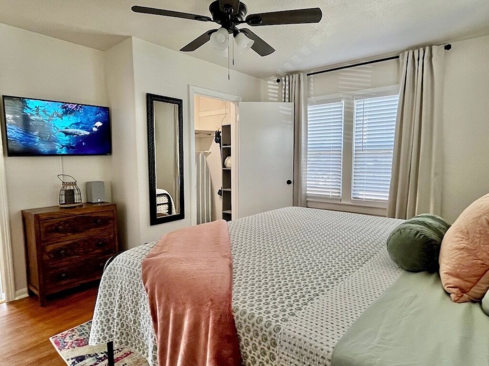 Beautifully Styled Home With Garage-perfect Short Or Long Stay! - Mission del Lago - San Antonio