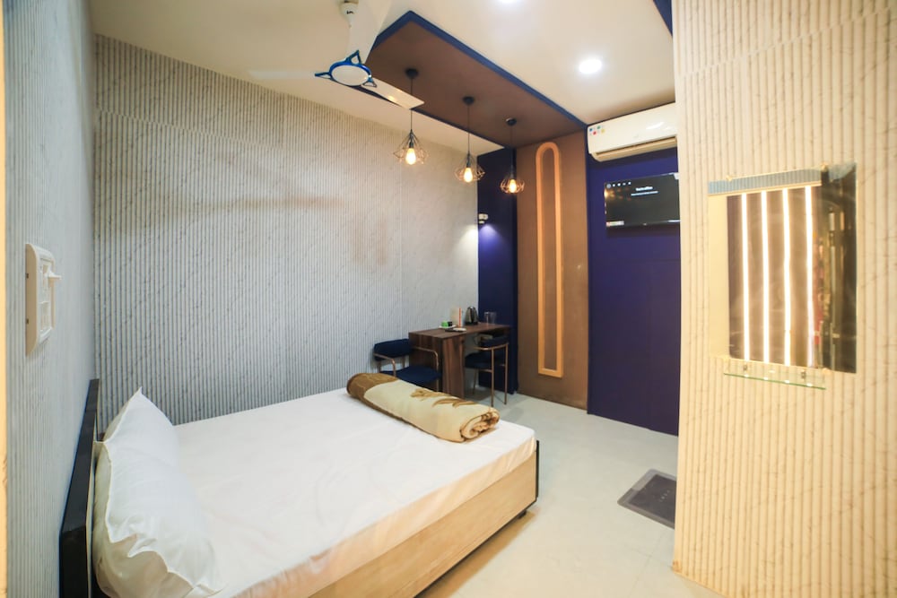 Indulge In Stylish Luxury & Superb Hospitality In Nipania, Close To All Malls - Indore