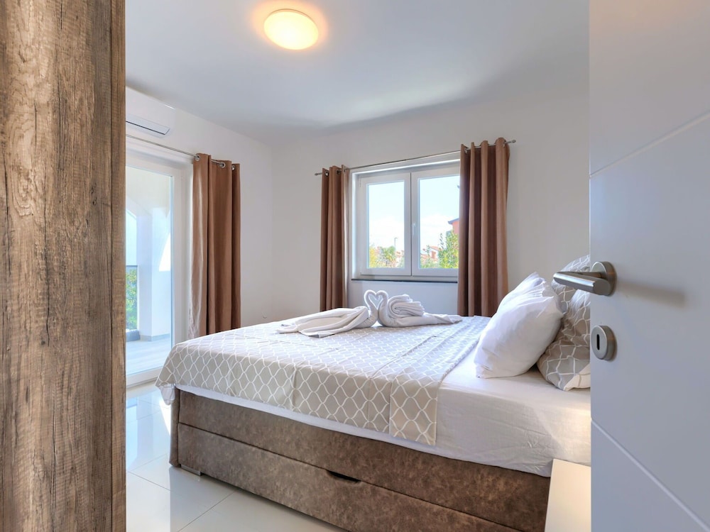 Agréable Appartement Pour 4 Personnes Avec Wifi, Climatisation, Tv, Terrasse Et Parking - Funtana