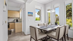 Uma cozinha moderna com armários de madeira e uma área de refeições com mesa e cadeiras.