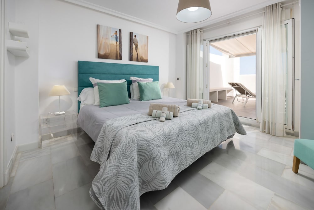 Cozy Beachfront Semi-detached House In Estepona - エステポナ