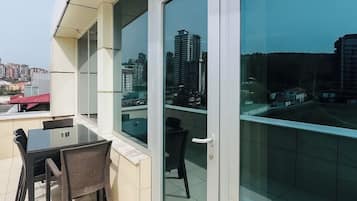 Suite Familiar, varanda, Vista para a cidade | Varanda