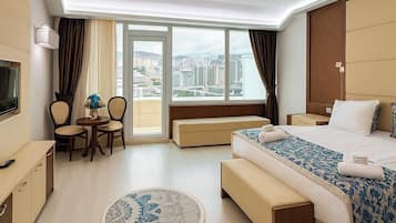 Suite Royal, varanda | 2 quartos, cortinas/cortinados opacos, quartos insonorizados