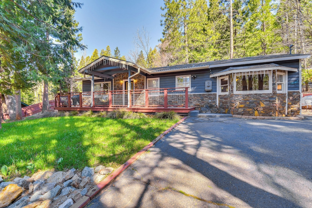 Lake Access & Hot Tub: Pet-friendly Arnold Home - Murphys, CA