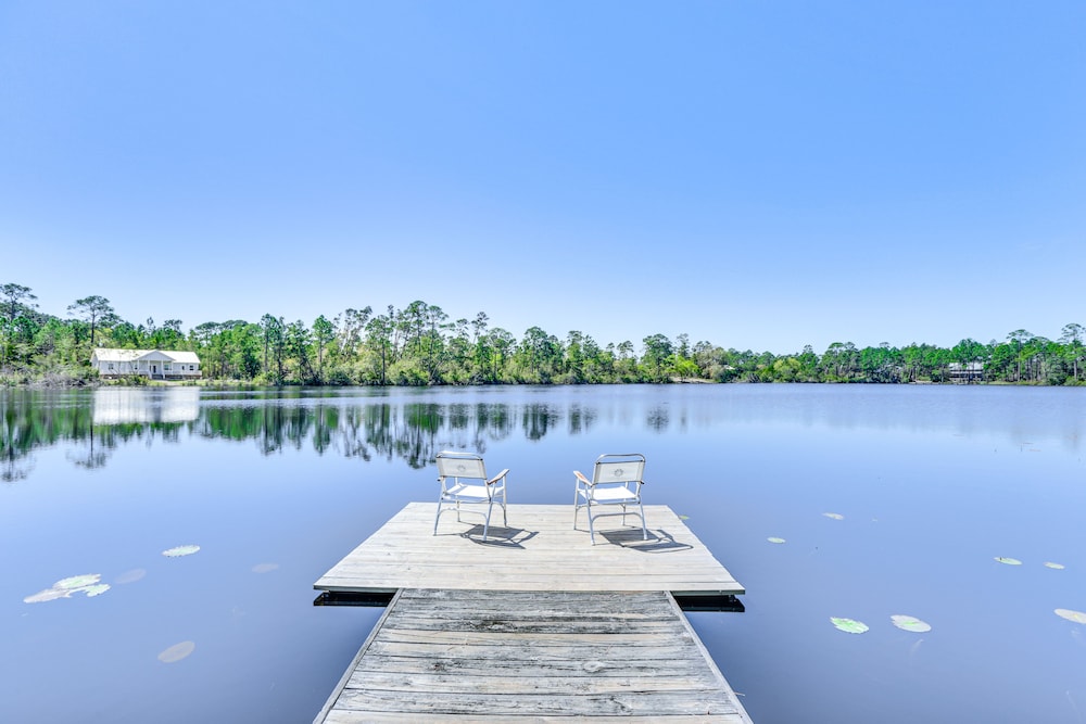 Lovely Carrabelle Home W/ Lake Views & Pool Access - Carrabelle, FL