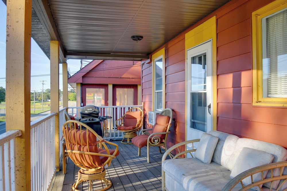 Balcony + Scenic Views: Chautauqua Lake Retreat - Chautauqua, NY