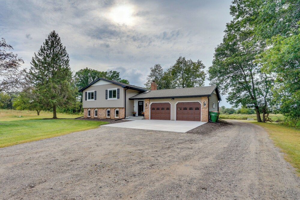 Renovated Blaine Farmhouse W/ Heated Pole Barn! - Blaine, MN