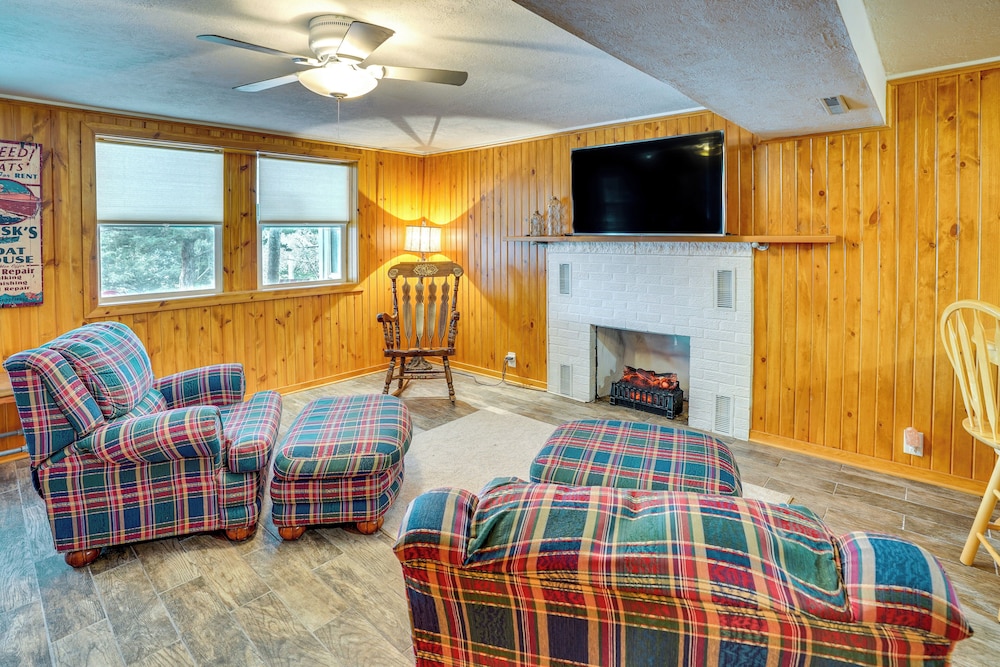 Waterfront Crofton Cabin - Boat Dock & Fire Pit! - Nebraska