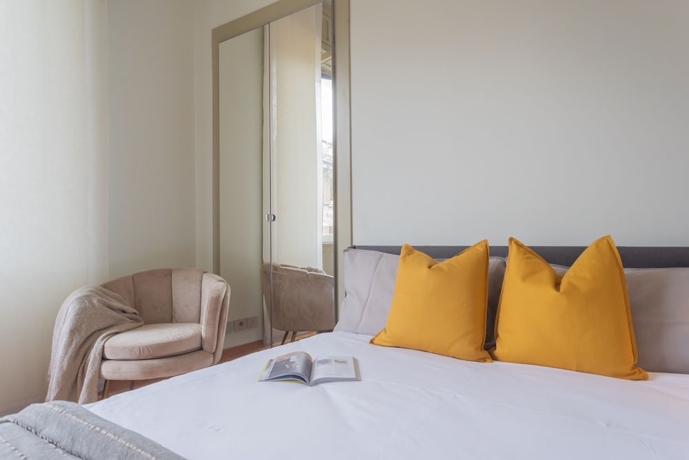 Garibaldi's Balcony - One Bedroom Apartment, Sleeps 4 - Como