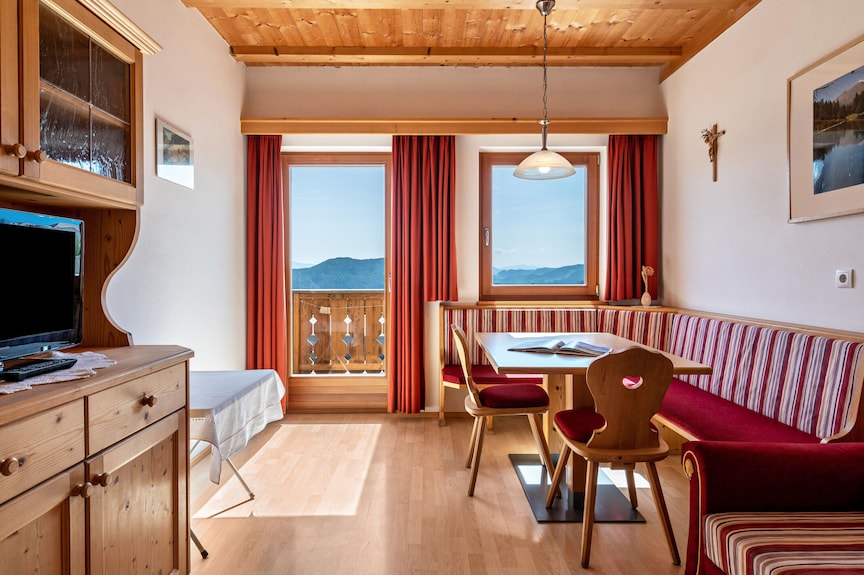 Apartment 'Haus Alpenblick Apt Edelweiß' With Mountain View, Shared Garden And Wi-fi - Alpe di Siusi