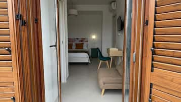 Quarto clássico, vista para a colina | Cofres nos quartos, escrivaninha, espaço de trabalho para notebook