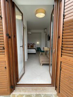 Quarto clássico, vista para a colina | Cofres nos quartos, escrivaninha, espaço de trabalho para notebook