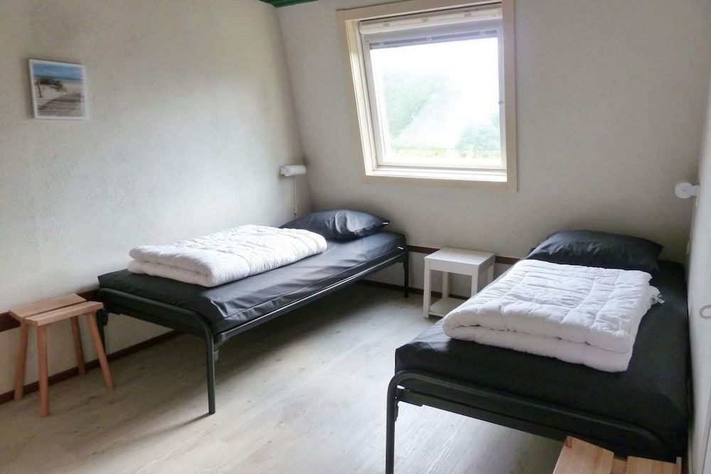 Schoneveld 90 Of Type Zeester Located At The Schoneveld Holiday Park Is An Attractive And Comfortable 2 Semi-detached House That Many Privacy And Features A Spacious Terrace And Garden Completely Surrounded With Conifers And Shrubs. - Zeeland
