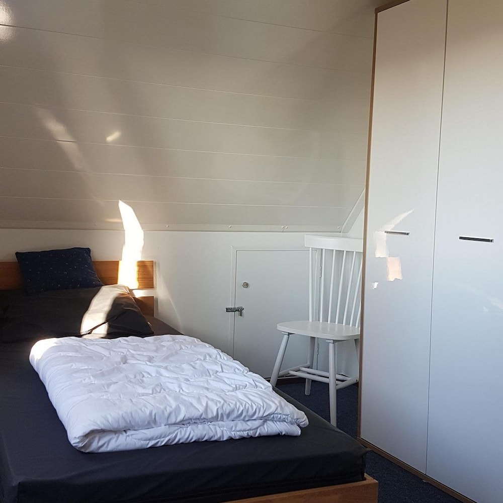 Type Zeemeeuw Located At The Schoneveld Holiday Park Is A Tough Holiday Home With Great Comfort (87 M2). Around The House There Is A Garden With Driveway For The Car. - Zélande