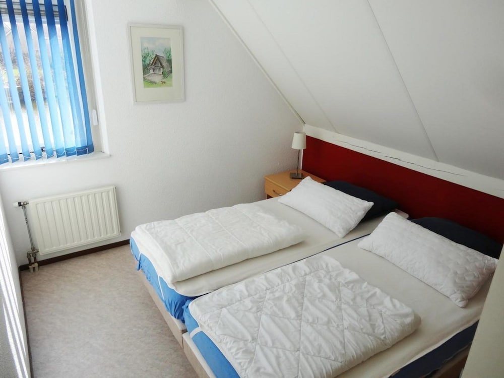 This Detached House Type Zwin On Holiday Park Scheldeveste Is A Detached 6-person Bungalow With Approx. 102m2 Of Living Comfort And A Lovely Garden Right By The Water. - Vlissingen