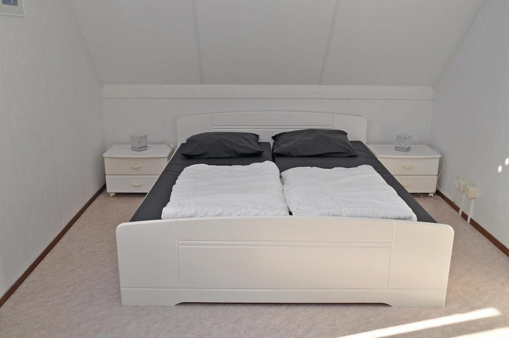 Breskens Vakanties - Strandpark Scheldeveste Zwin 167. This Detached 6-person Holiday Bungalow With Approx. 102m2 Of Living Comfort And A Spacious Garden. - Vlissingen