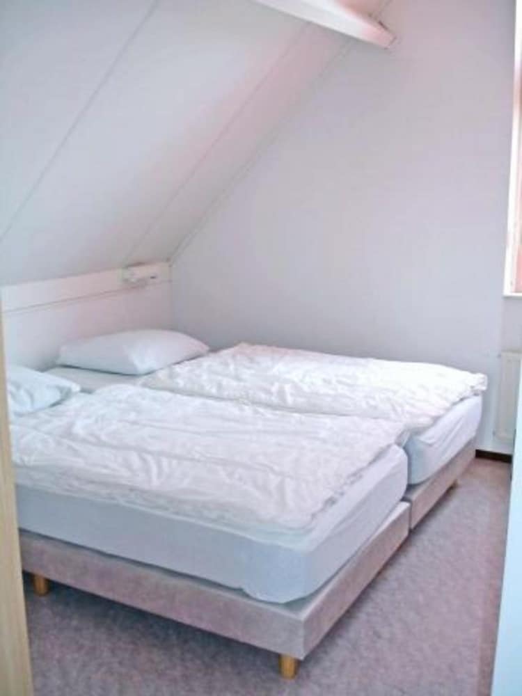 Zwin No.184 On Scheldeveste Beach Park. A Detached 6-person Bungalow With Approx. 102m2 Of Living Comfort And A Lovely Garden Right By The Water. - Vlissingen