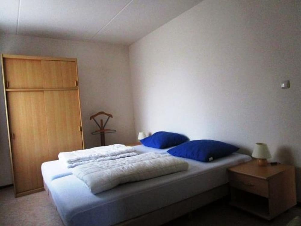 This Detached House Type Schelde On Holiday Park Scheldeveste Is A Spacious Detached Bungalow For 6 Persons With A Spacious Garden. With Approx. 112m2 Of Living Space, It Has A Lovely Living Room With An Attached Conservatory And An Open Kitchen. - Breskens