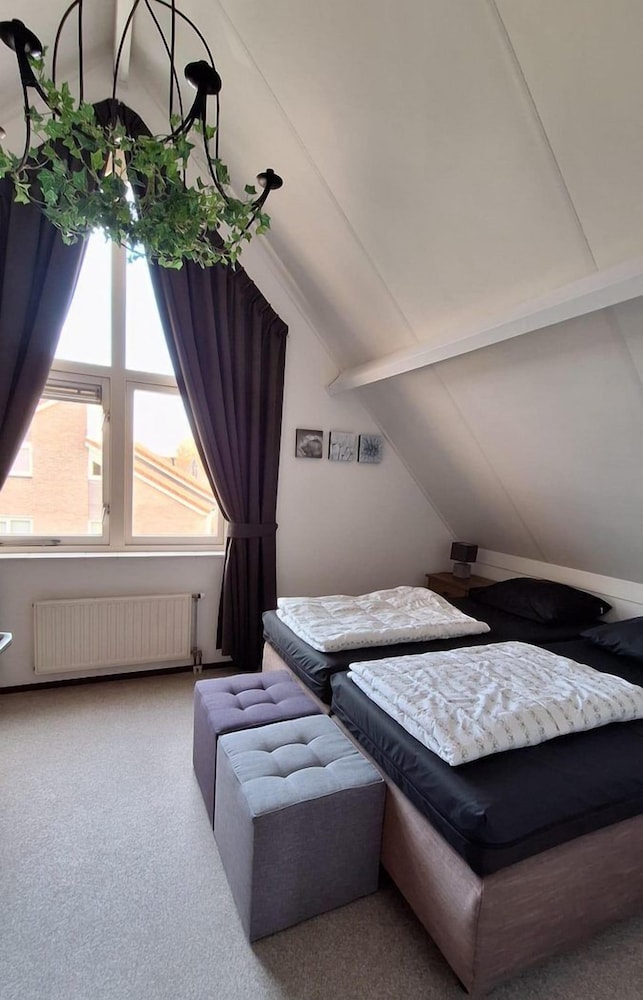 A Detached Bungalow With A Living Comfort Of About 102m2. The Lovely Spacious Garden Surrounding The House Of Almost 600 M2 Gives You Privacy And The Opportunity To Enjoy The Sun At Any Hour Of The Day. - Vlissingen