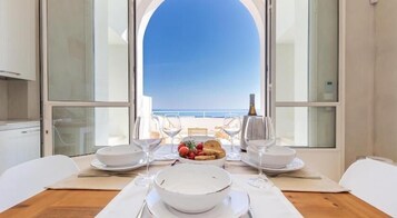 Apartamento de Luxo, 2 quartos, vista para a baía | Sala de estar | Smart TV 