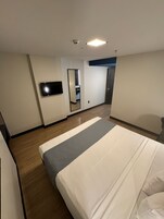 Quarto luxo | Cofres nos quartos, escrivaninha, espaço de trabalho para notebook