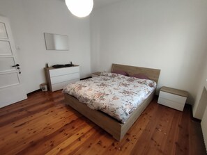 Quarto Económico, vista para o vale | Secretária, secretária adequada para computadores portáteis 