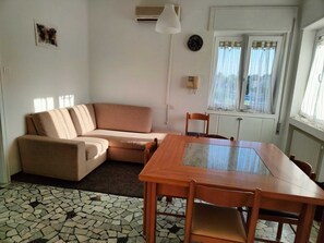 Um frigorífico/congelador grande, um micro-ondas, um forno 