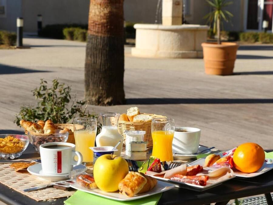 Pequeno-almoço tipo buffet diário mediante uma taxa
