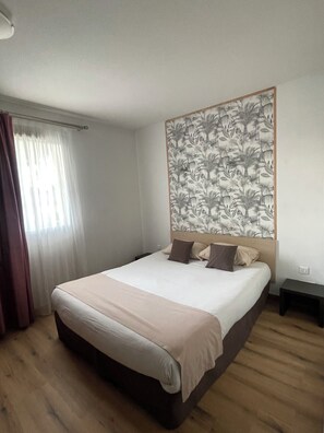 Quarto Duplo Standard | Secretária, secretária adequada para computadores portáteis 