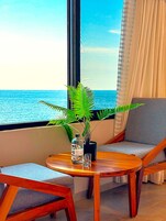 Quarto Design, várias camas, vista para a piscina, junto ao mar | Sala de estar | Smart TV de 50 polegadas com canais digitais 