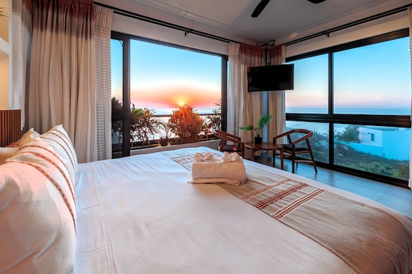 Quarto luxo, vista para o mar | Roupas de cama premium, edredons de pluma, camas Select Comfort