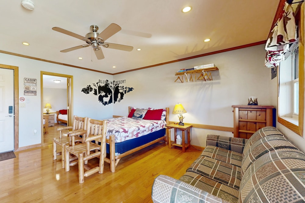 Dog-friendly, Lakefront Cabins With Firepit, Porches & Pond - Great For Groups - Illinois