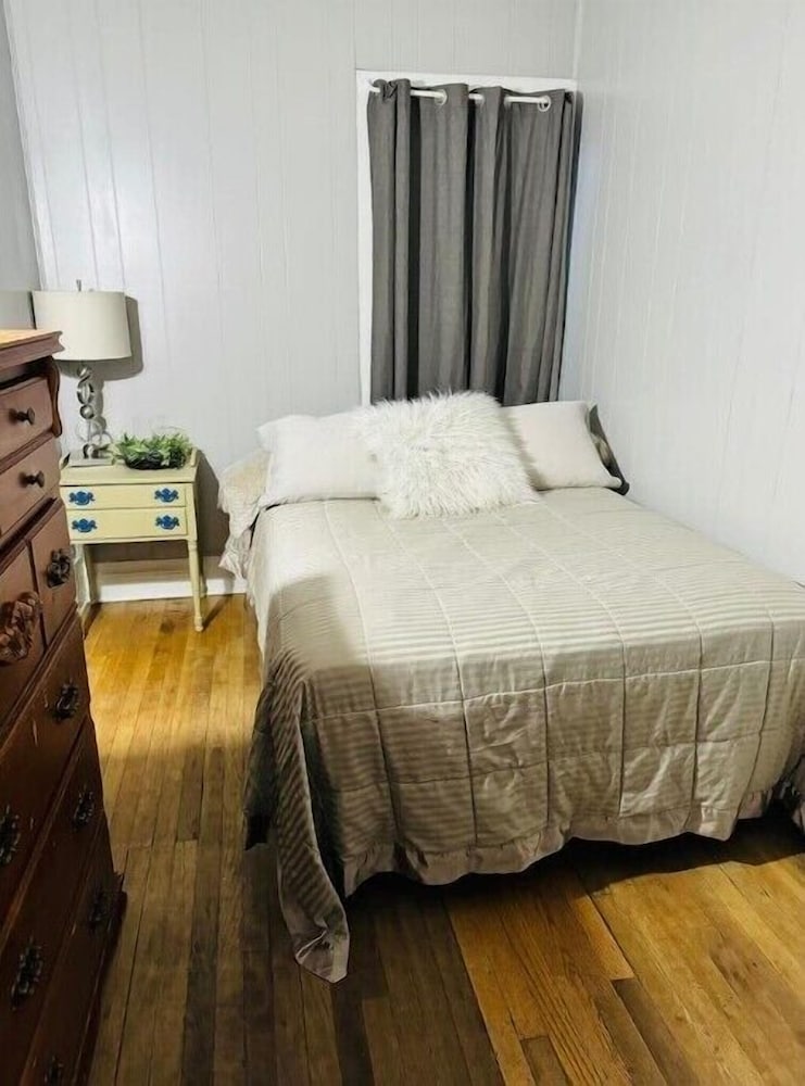 Eclipse! 5 Bedroom, Sleeps 10. - Fredonia, NY