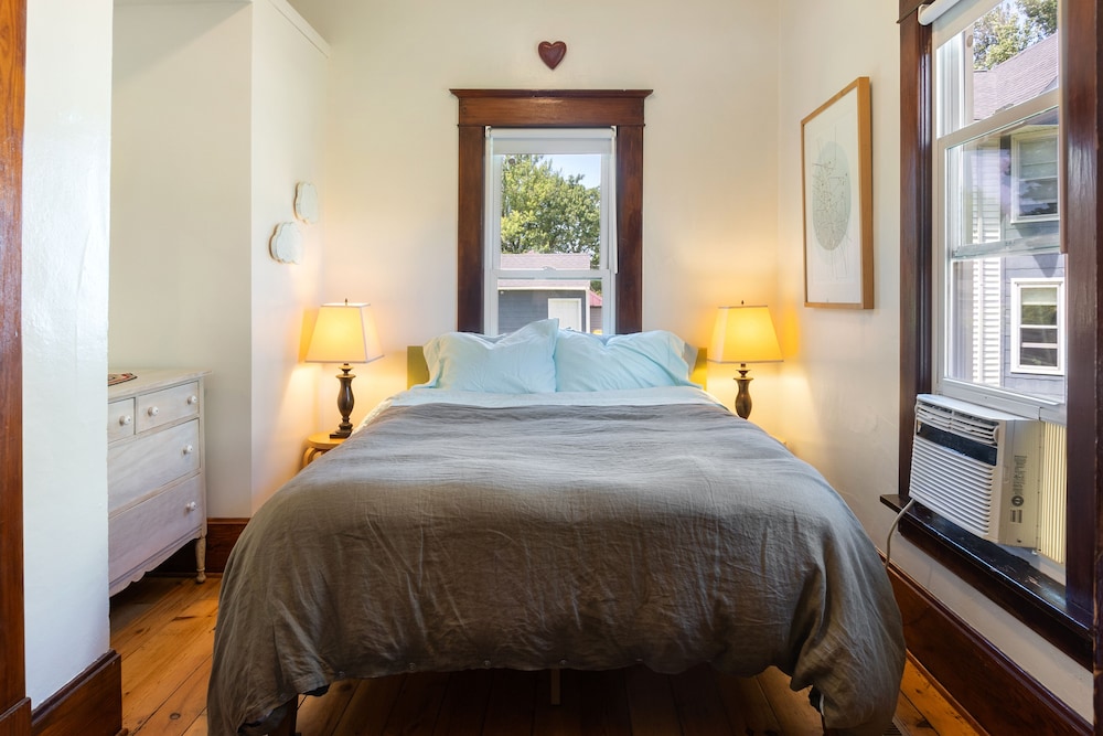 Cozy And Charming. Your Home Away From Home In The Heart Of Viroqua. - Viroqua, WI