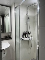 Quarto luxo, 1 quarto, para não fumantes, sacada | Banheiro | Chuveiro, secador de cabelo, chinelos, bidê