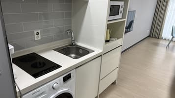 Um frigorífico, um micro-ondas, uma placa de cozinha