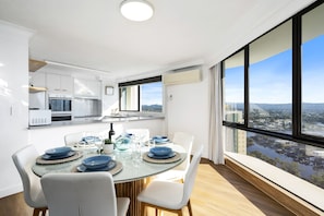 Apartamento, 2 quartos, vista para o oceano | Sala de estar | Televisor LCD de 20 polegadas com canais por cabo 
