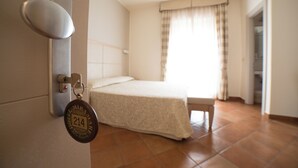 Quarto | Cofre no quarto, cortinas/cortinados opacos, ferro/tábua de engomar 