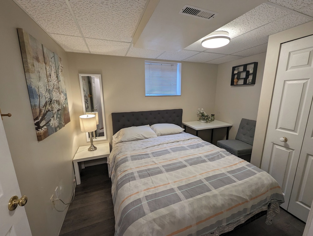 2 Bedroom Unit With Separate Entrance In Lougheed Area 10 Mins Walk To Askytrain - Coquitlam