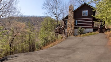 Fachada do alojamento (tarde/noite)