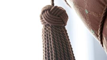 Um close-up de um tecido texturizado com um franjado pendurado.