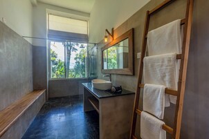 Suite Deluxe | Casa de banho | Artigos de higiene pessoal grátis, um secador de cabelo 