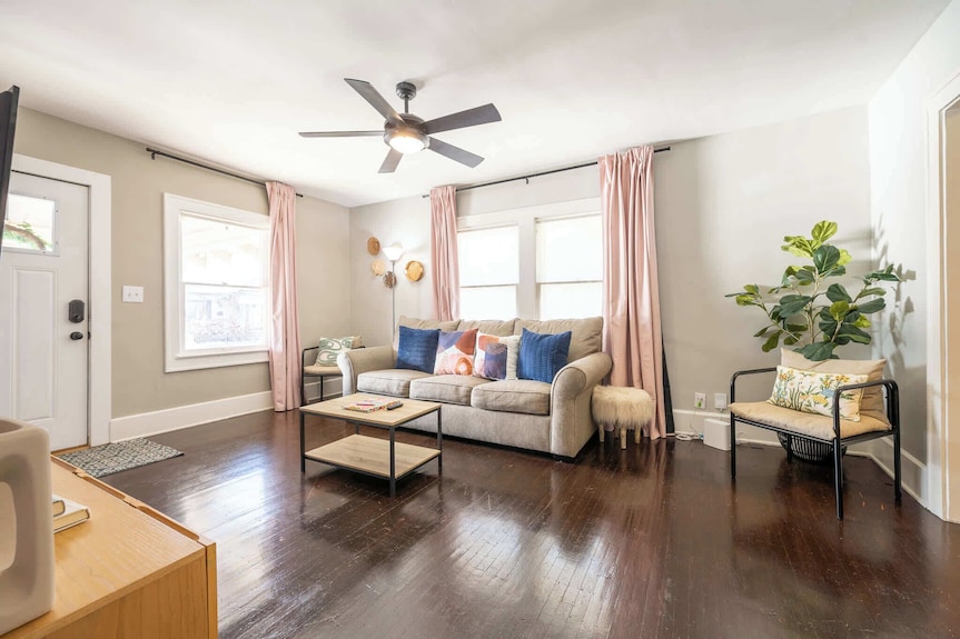 Charming Sobro Retreat | Ideal Location | Walkable - Irvington Historic District, IN